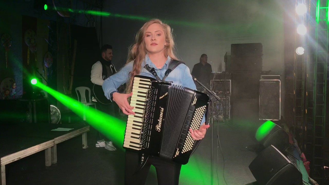 Bia Socek tocando sanfona ao vivo no show - YouTube