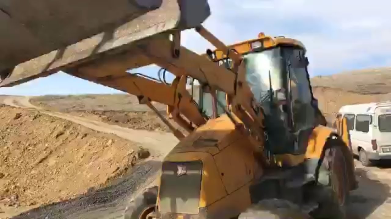Jcb Beko Loder yokuşta tepeye tırmanıyor - YouTube