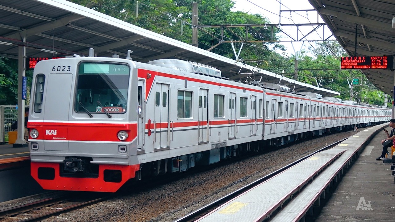 Kompilasi Video Kesibukan Kereta Api di Stasiun Universitas Indonesia ...