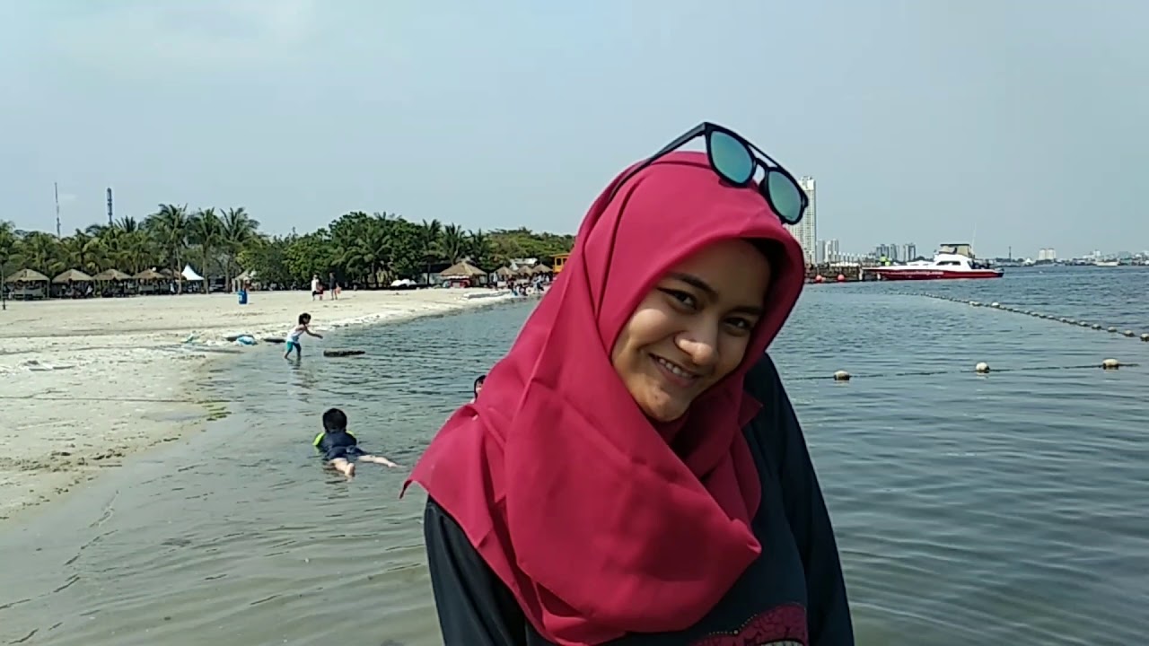 Asta's first Beach visit - YouTube