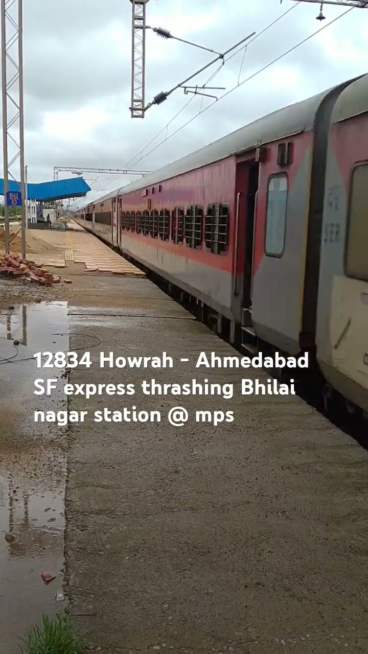 Howrah - Ahmedabad express in mps II High speed train crossing #bhilai ...