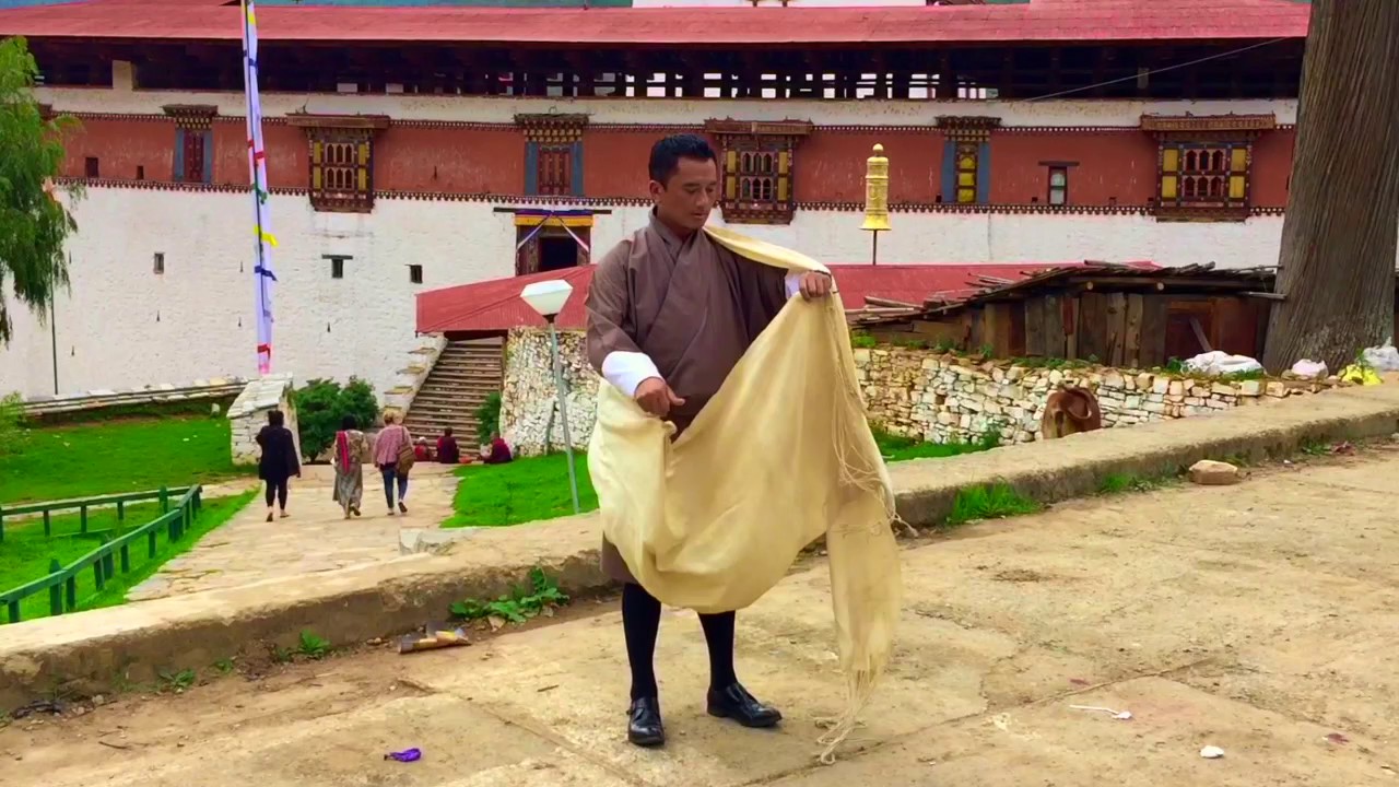 Demonstration of how to put on the Bhutanese ceremonial scarf. - YouTube