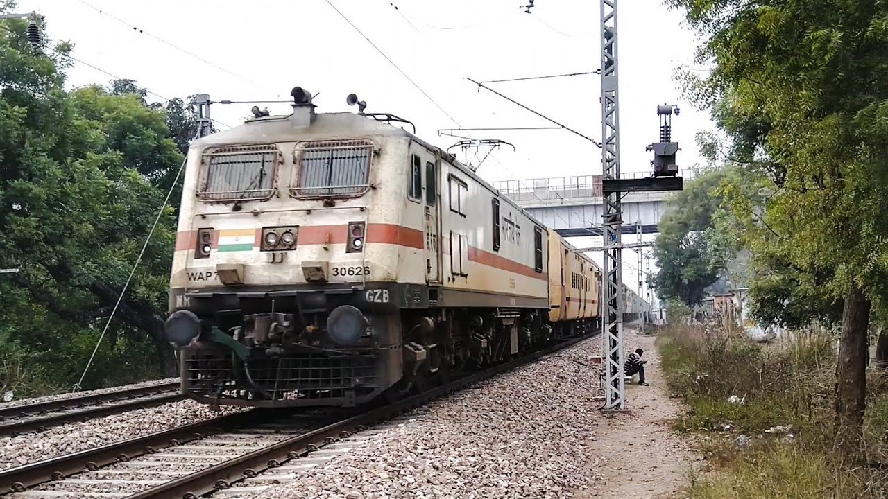 जम्मूतवी पुणे झेलम एक्सप्रेस शानदार रफ्तार में आगरा में आयी। Jhelum ...