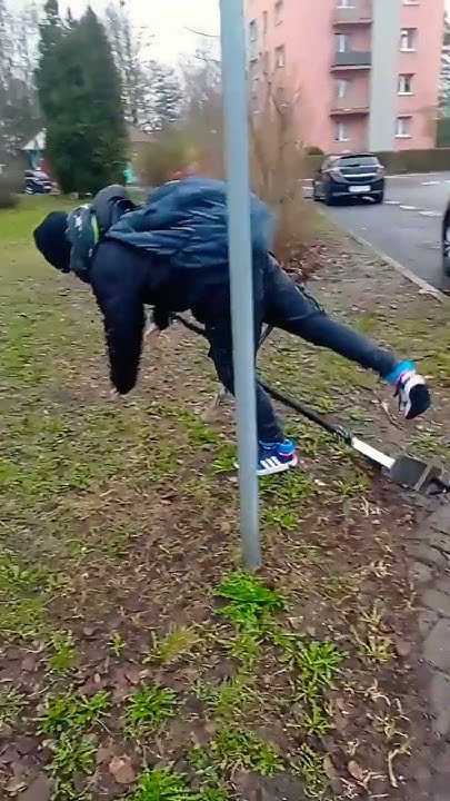 wypadek na hulajnodze - YouTube