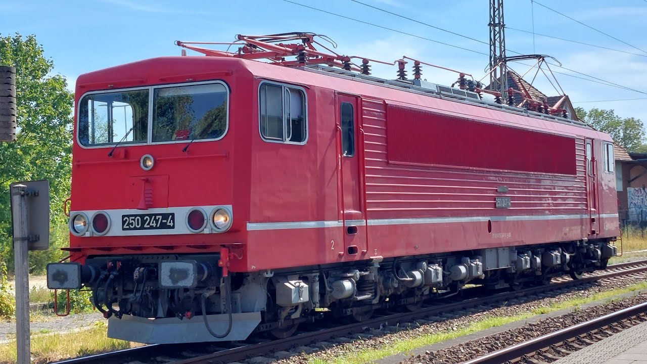 Zugdurchfahrt von der BR 250 247-4 mit Makro in Bernau @philip582 - YouTube