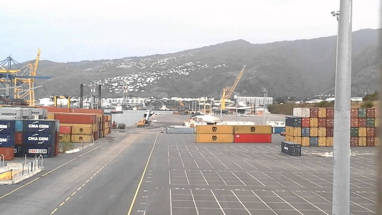 Le Port,Porte Battante de L'île de la Réunion. - YouTube