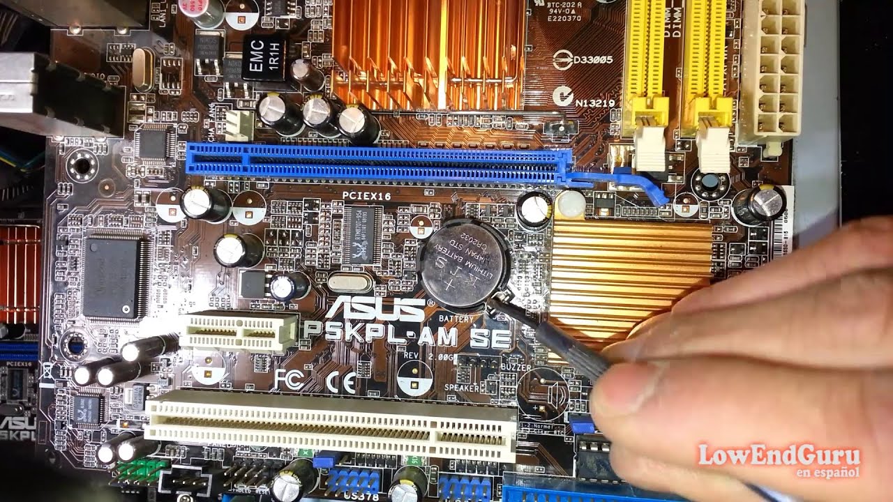 Como cambiar la pila o bateria (cr 2032) de la computadora (placa madre ...