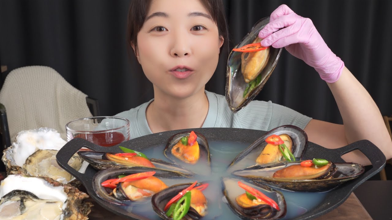 추운날씨에 따뜻한 홍합탕 이렇게 큰 홍합 처음이야 ! Mussels & oyster Mukbang - YouTube