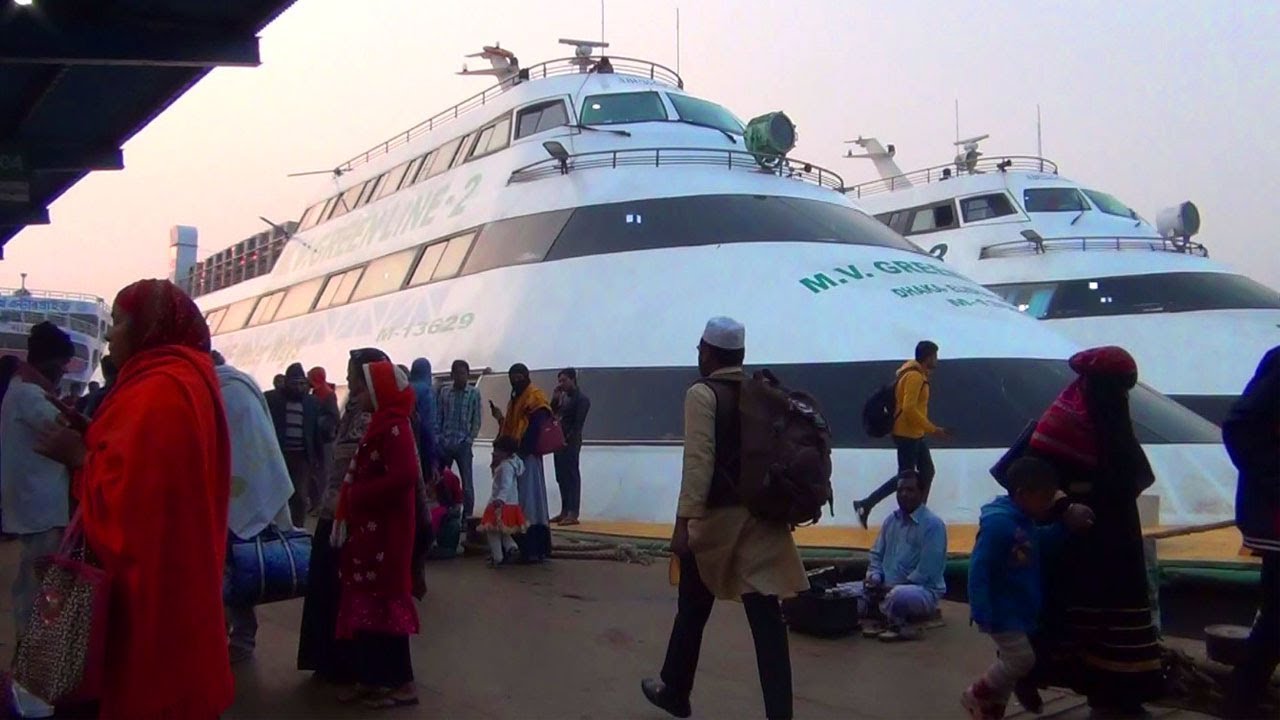 এভ ভি গ্রিন লাইনের ঢাকা ত্যাগ যাত্রীরা করে ছুটাছুটি দ্রুত ওঠার জন্য।MV ...