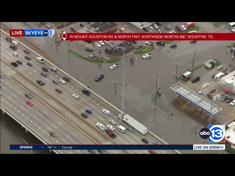 SkyEye13-Aufnahmen zeigen Autos, die durch überflutete Fahrbahn nahe der IH-45 am Mount Houston f...