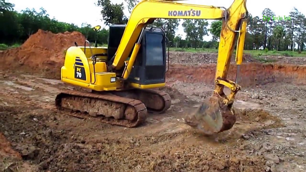 แบคโฮ เกลี่ยดินทำถนนให้รถบรรทุกขึ้นลง Backhoe KOMAT’SU PC 70 - YouTube