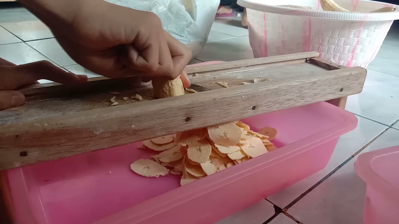 CARA PEMBUATAN KRIPIK PISANG GURIH DAN ENAK - YouTube