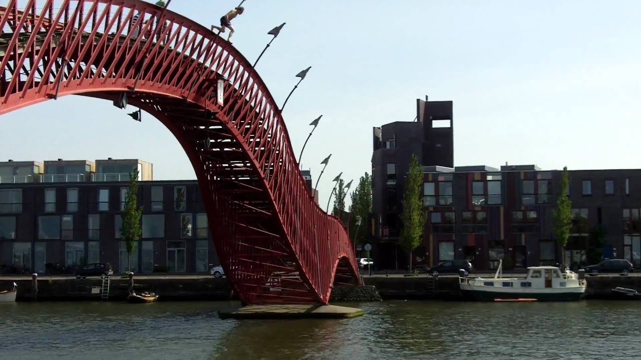 Arjan springt van de rode brug in Amsterdam - YouTube