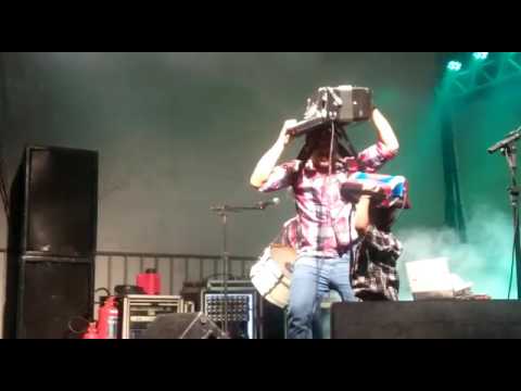 Toquinho e João André, tocando com a sanfona na cabeça - YouTube