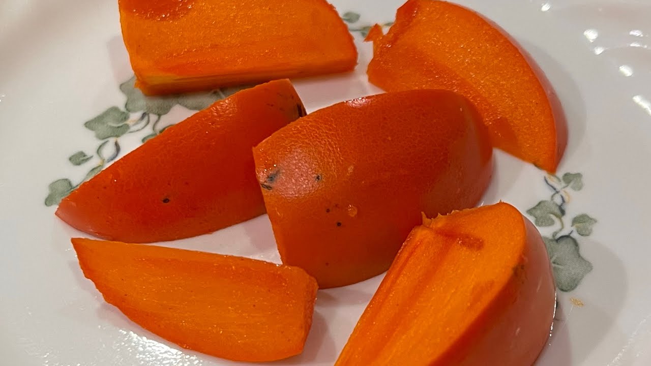 Growing Fuyu Persimmon in Arizona and harvesting of the first fruits ...
