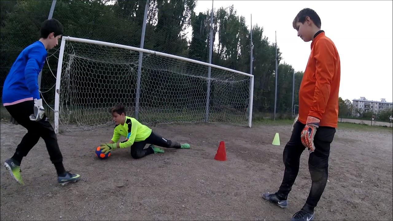 Allenamento portieri Esordienti 2006: tecnica di uscita bassa - YouTube