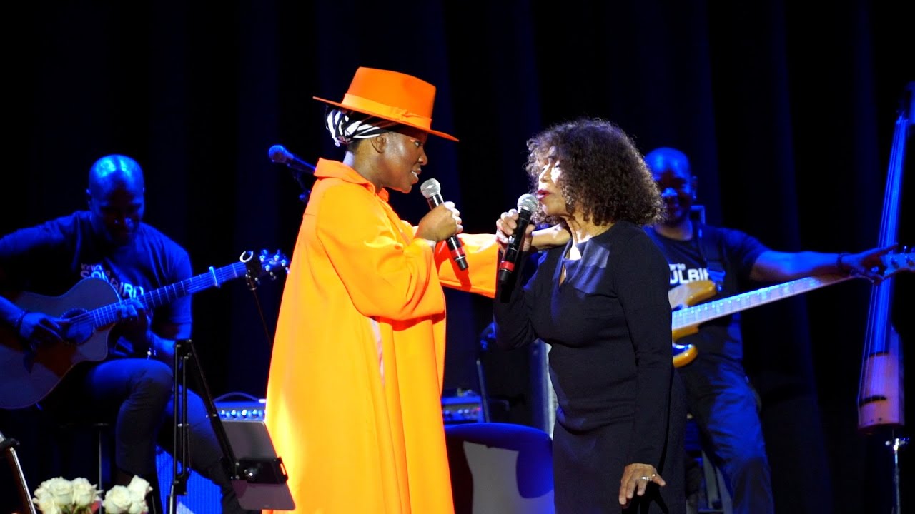 India.Arie sings with her mom at Atlanta Concert - YouTube
