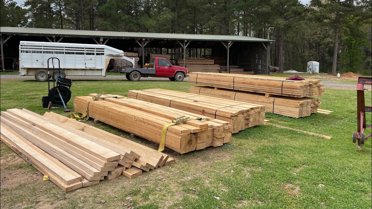 Turning logs into lumber 🪵 - YouTube
