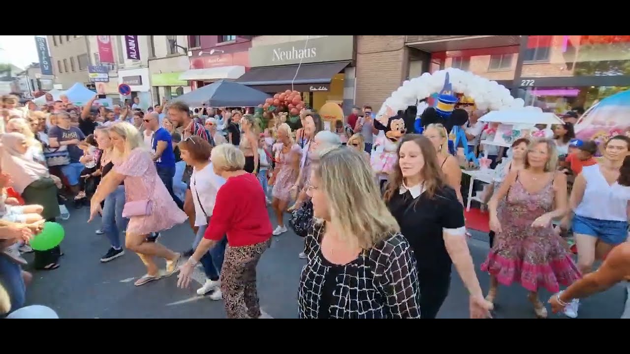 Flash Mob - Waterloo 28 aout 2022 - 20220828 160152 - YouTube