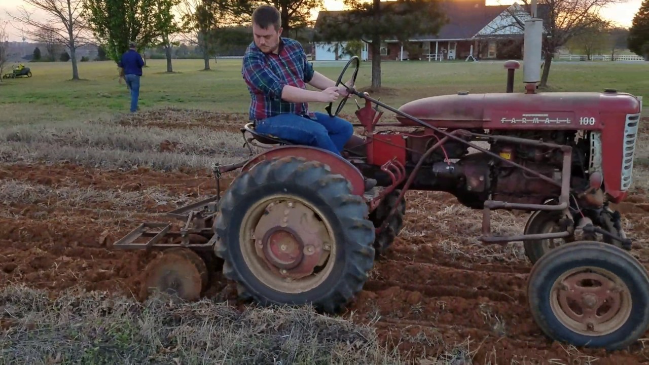 Farmall 100 single row disc plowing. - YouTube