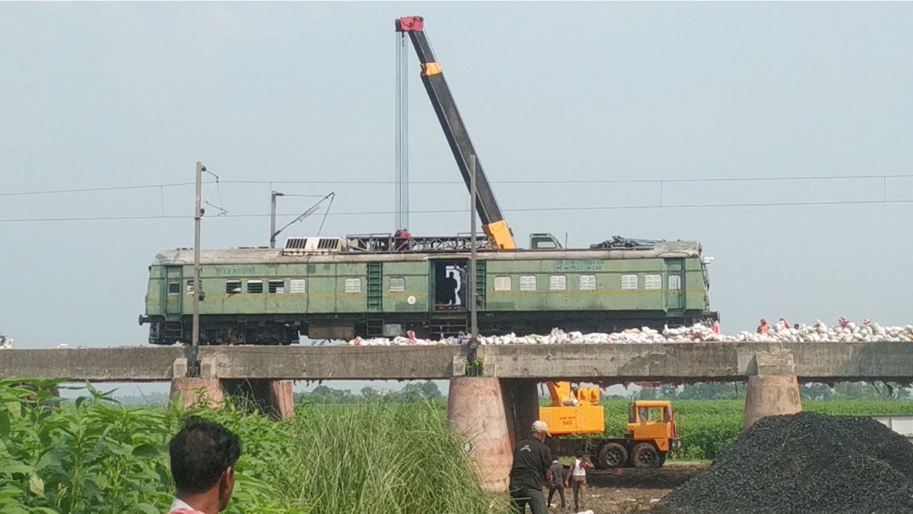 Maintenance, repair work at Eastern Railway Bridge || Indian Rail ...