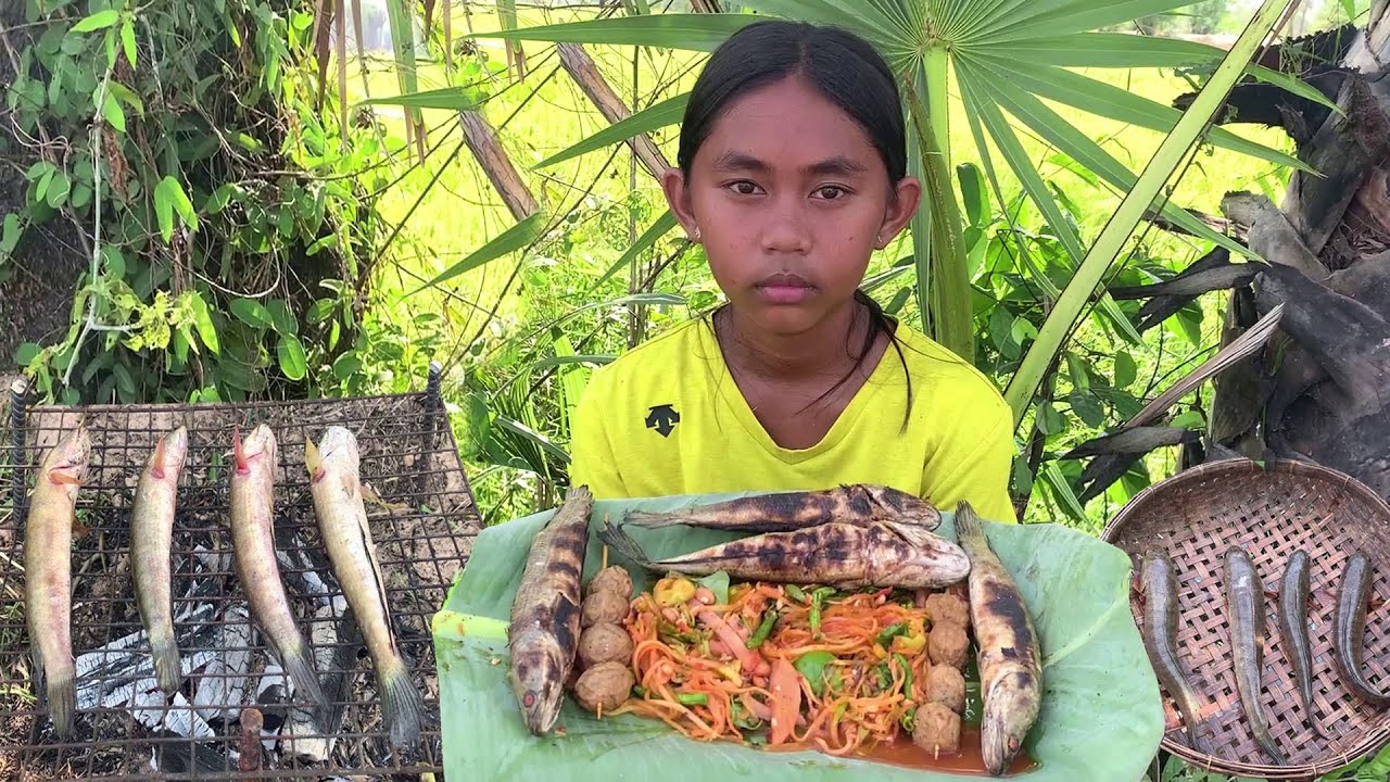 Mixed Papaya Lifestyle & Grilled Live Fish Eating at Rice Field So ...