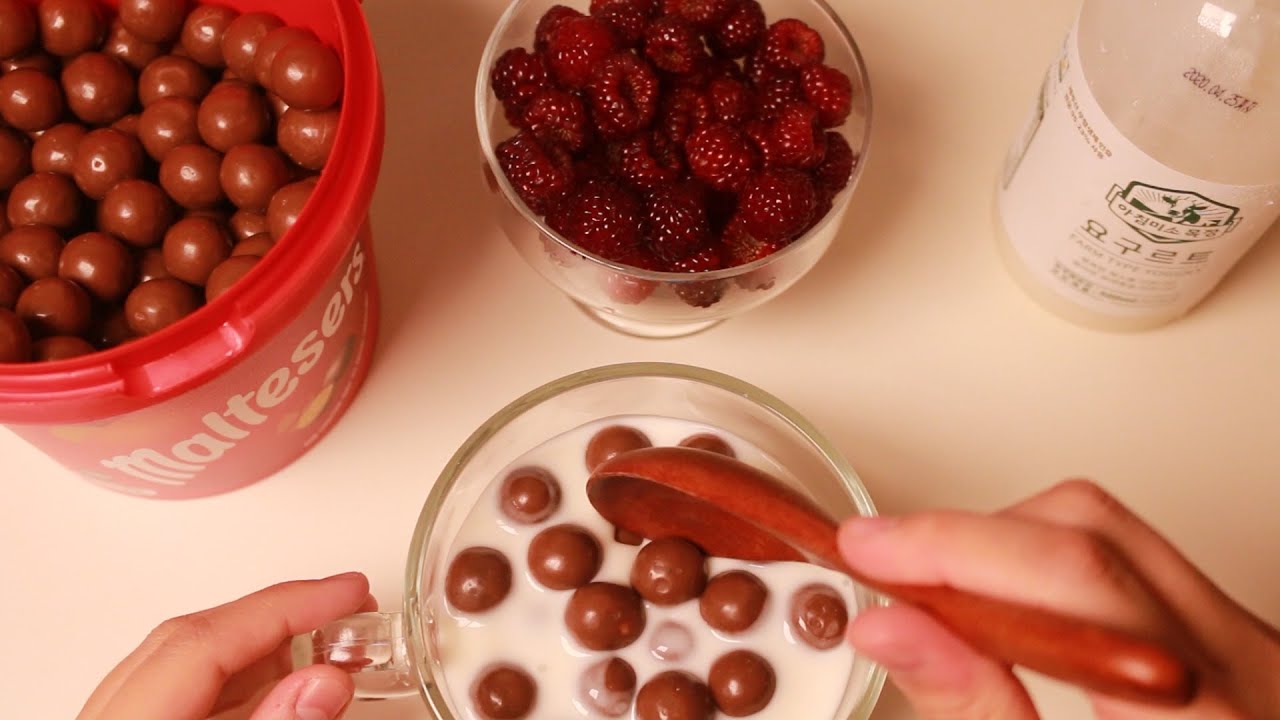 ASMR 바삭한 몰티져스와 톡톡 산딸기를 요거트에 퐁당 이팅사운드 / Maltesers raspberry yogurt ...