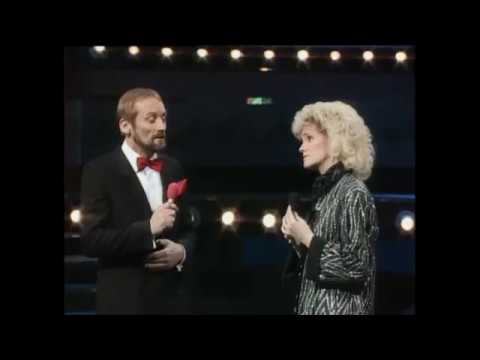 Tony Ac Aloma - Cerdded Drwy'r Nadolig Law Yn Llaw (Walking in a Winter ...