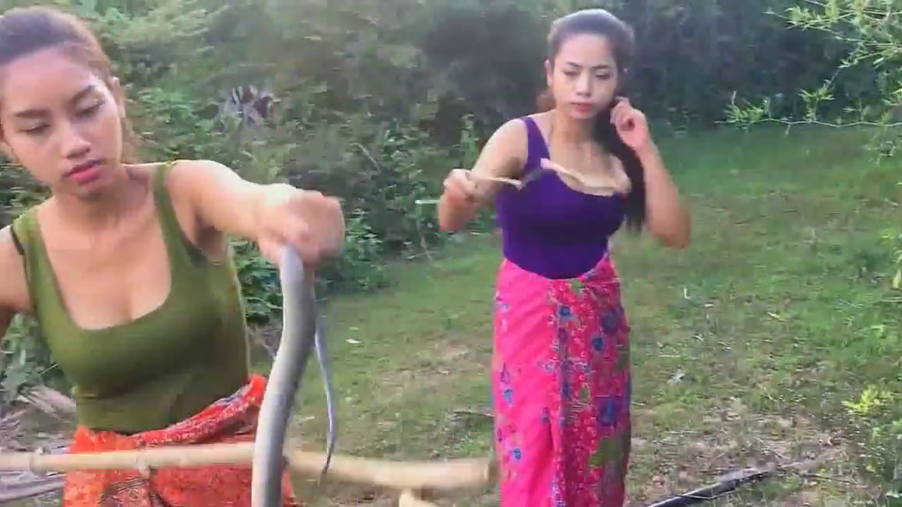 See how beautiful girls over the snake -Terrible view of the snake ...
