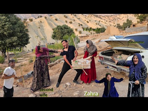 Mohammad wants to hand over Hamid's tiles to him, but the second wife is angry and opposed.