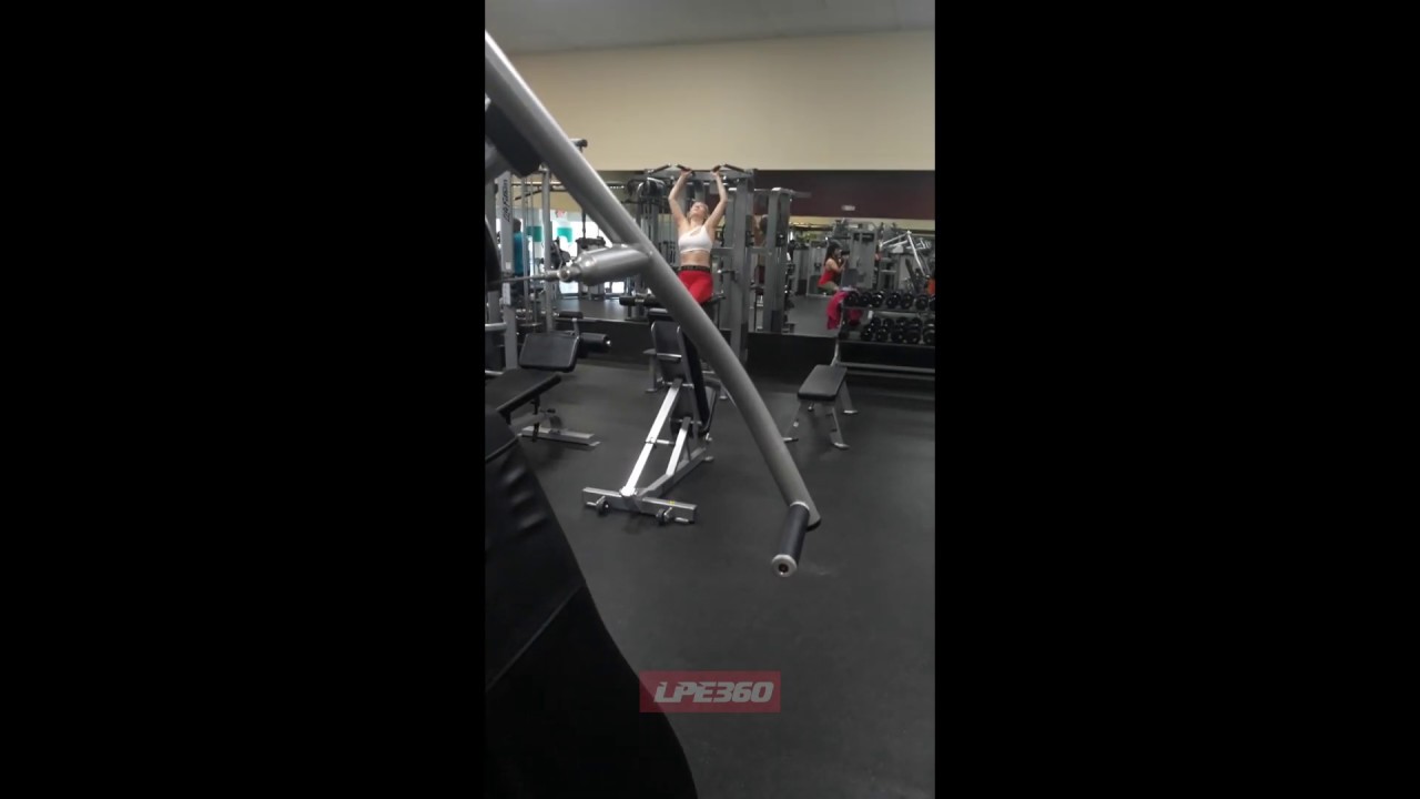Girl uses machine wrong at the gym - YouTube