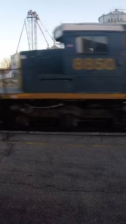 Massive lashup on a CSX train in 2019 thru Nappanee Indiana - YouTube