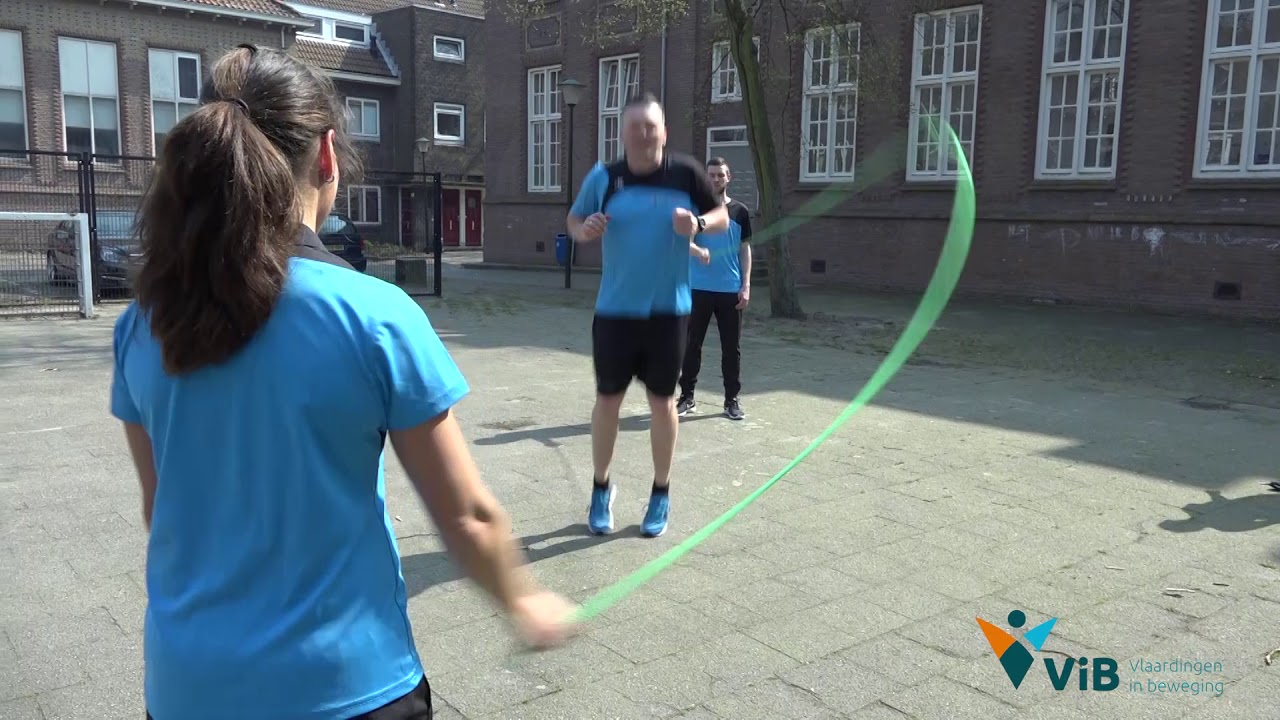 ViB spelinspiratie: Touwspringen groot touw - YouTube