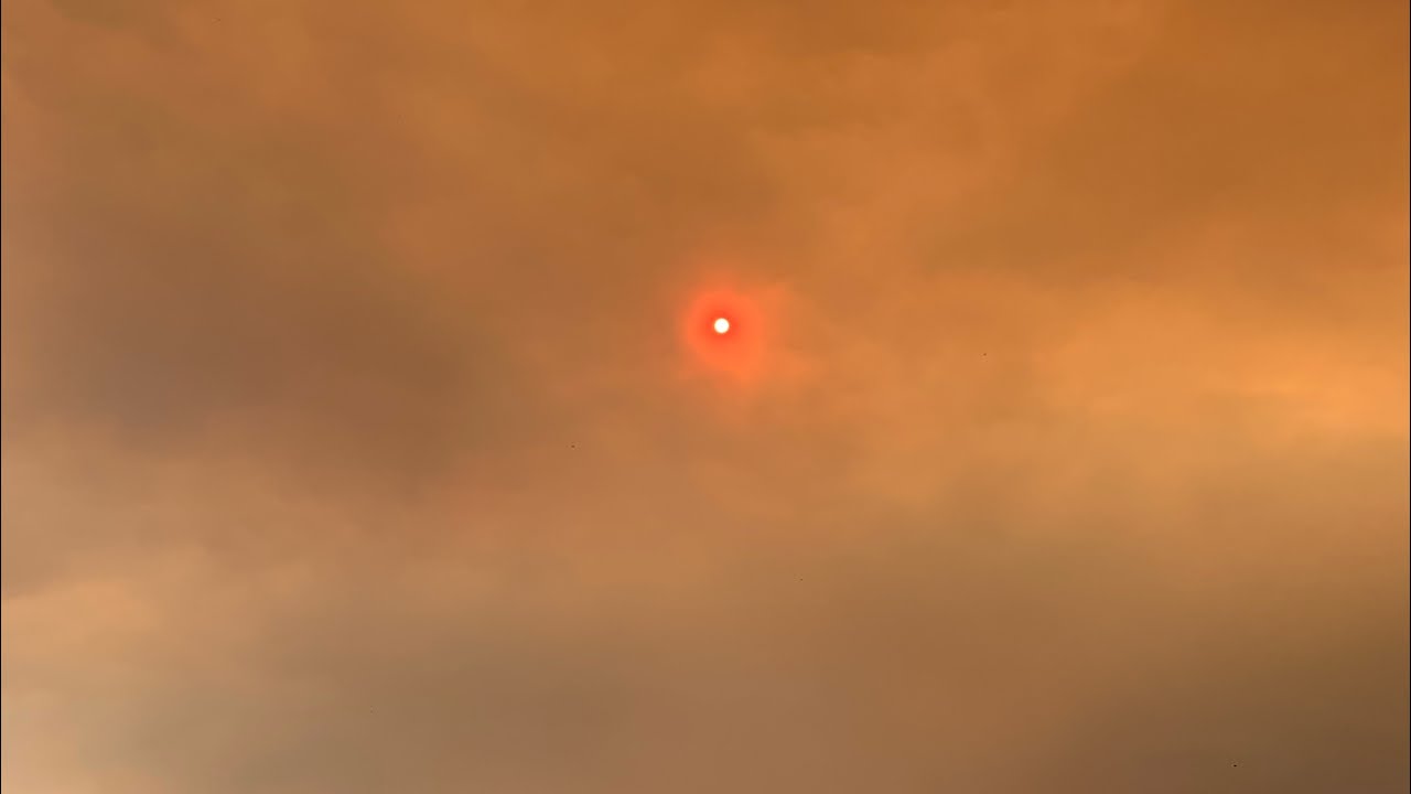 RED SUNLIGHT / COVERED BY FIRE SMOKE ALL AROUND THE NEIGHBORHOOD - YouTube