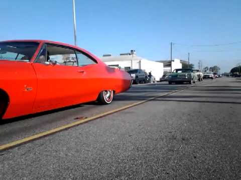 Lowriders dipp'n them compton streets! - YouTube