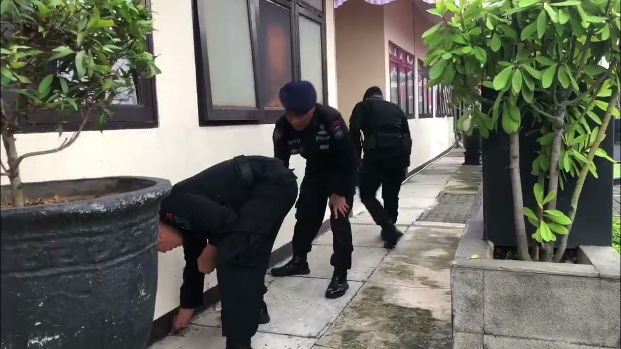 MANAGEMENT KEBERSIHAN OLEH ANGGOTA KOMPI 2 BATALYON A PELOPOR - YouTube