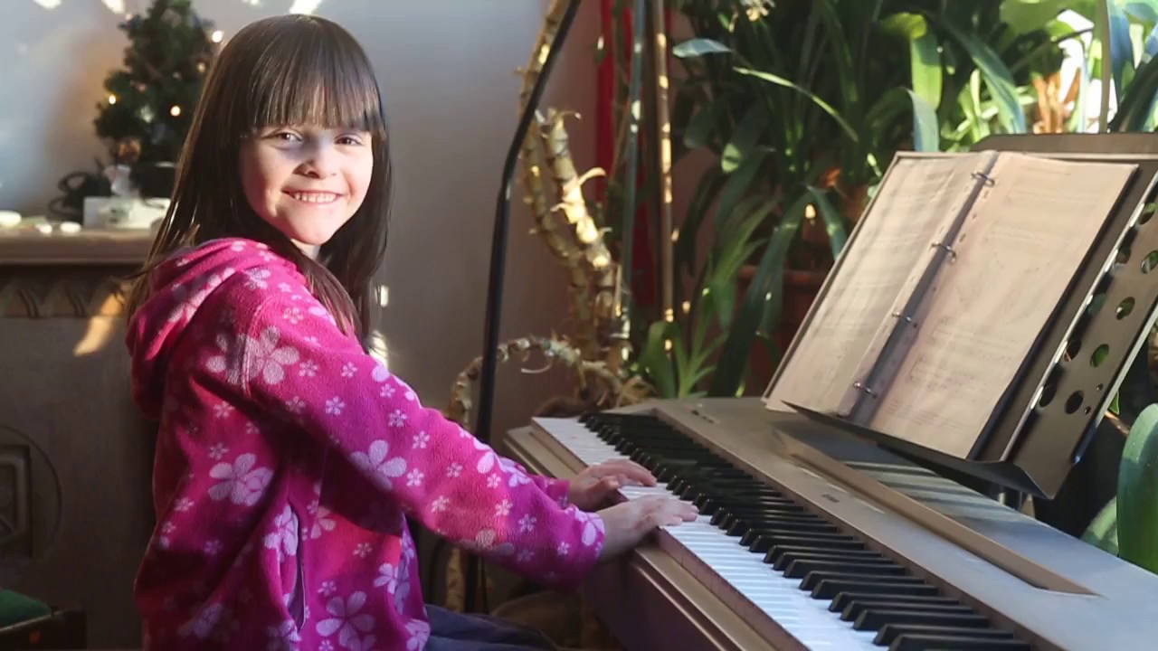 Ina Mayer, 5 Jahre spielt und singt "Schwesterchen singt keine Lieder ...