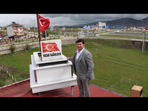 Çatıya yerleştirdiği mezarla üne kavuştu, muhtar seçildi