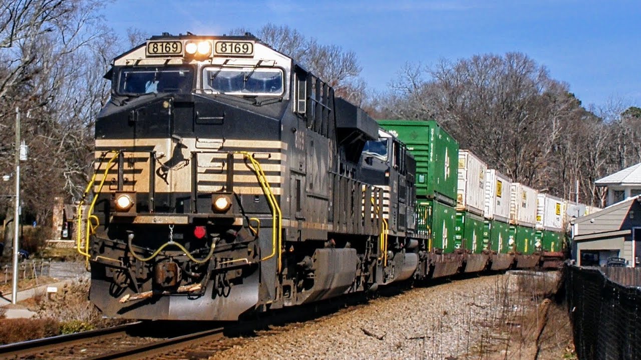 NS 8169 w/ Horseless ACC leads 27A in Norcross, GA. - YouTube