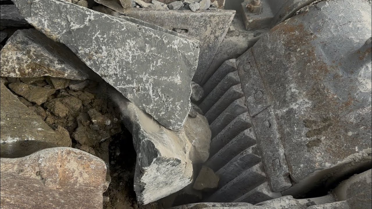 "biggest Black Stone Breaking With Jaw Machine | Stuck stone Here ...