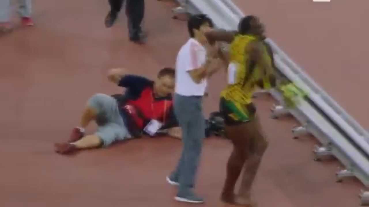 Chinese Cameraman falls on Usain Bolt - 200M Title at World ...