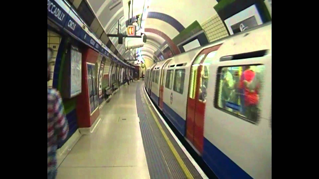 London Underground 1973 Tube Stock Arriviing into Piccadilly Circus ...