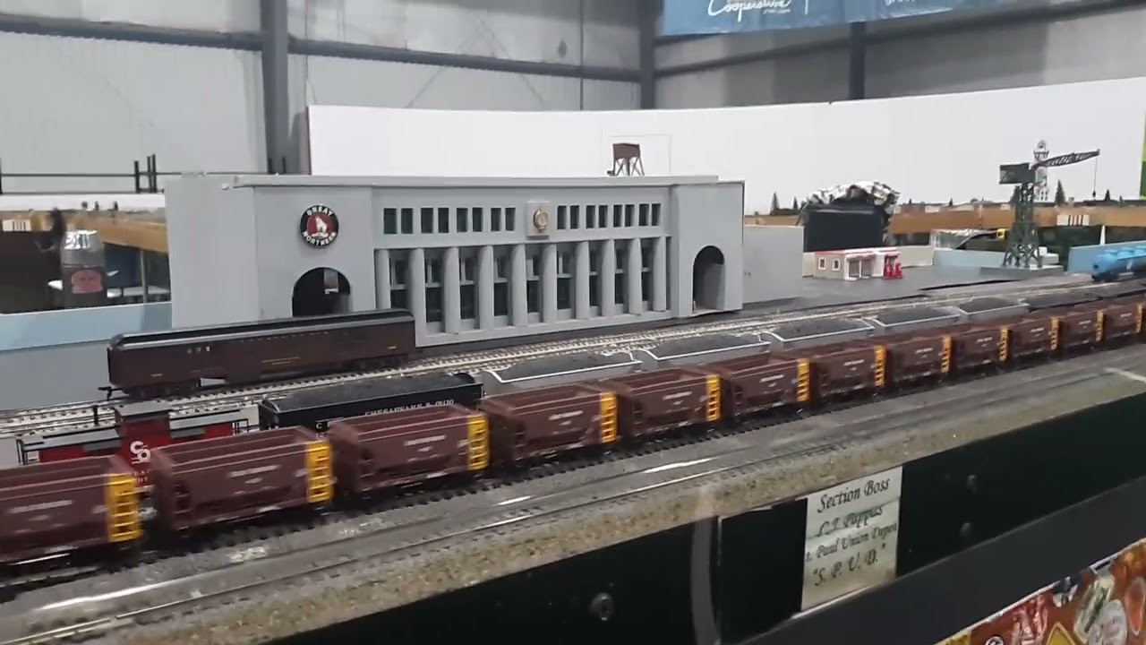 HO Scale MTH DMIR Yellowstone pulls long ore train almost 200 cars long ...