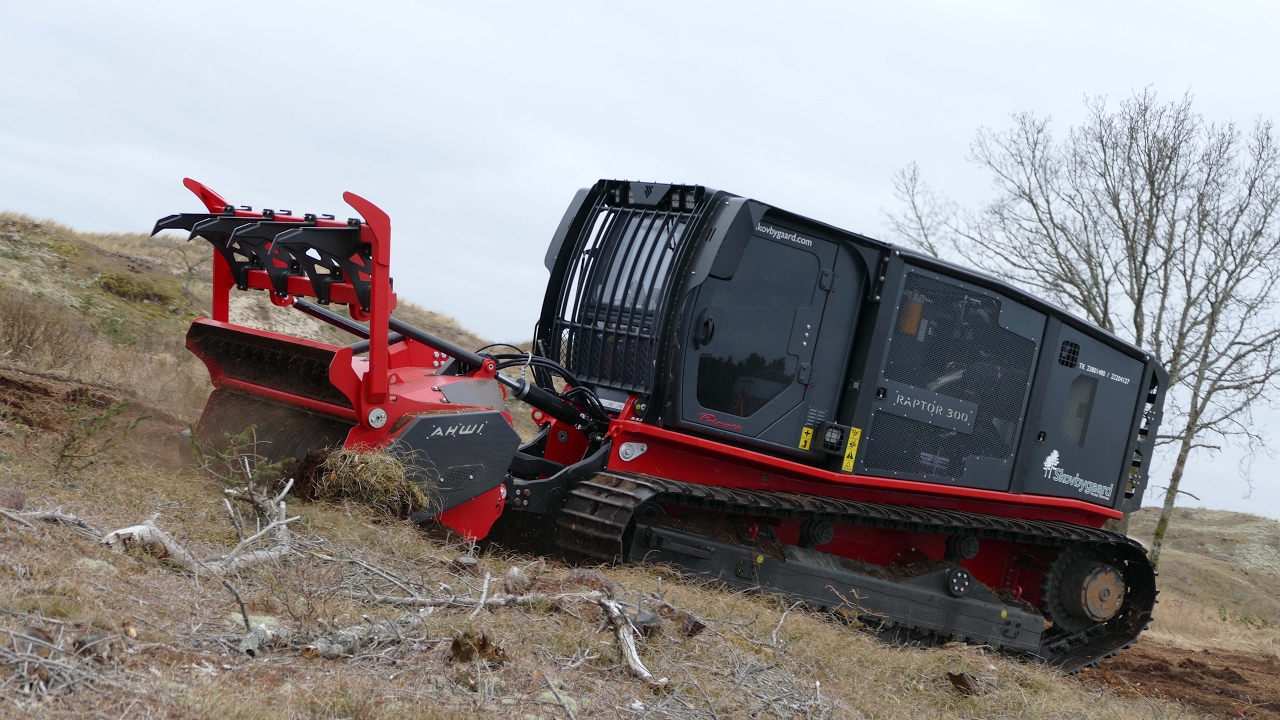 Prinoth Raptor 300 with M650 Mulcher | Crushing Branches & Stumps ...