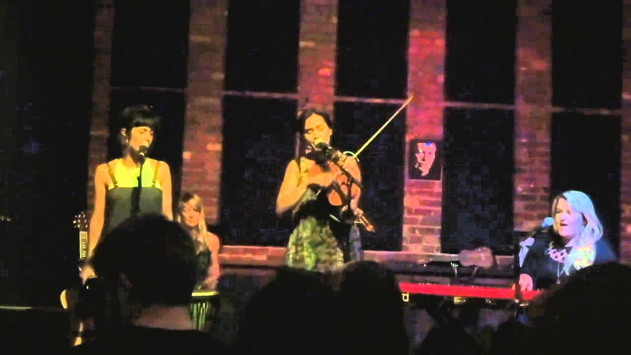 Phoebe Hunt - Sugar (LIVE) - YouTube