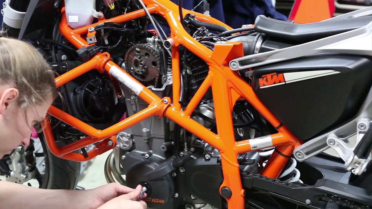 KTM Duke 690 Performance Camshaft Install - YouTube