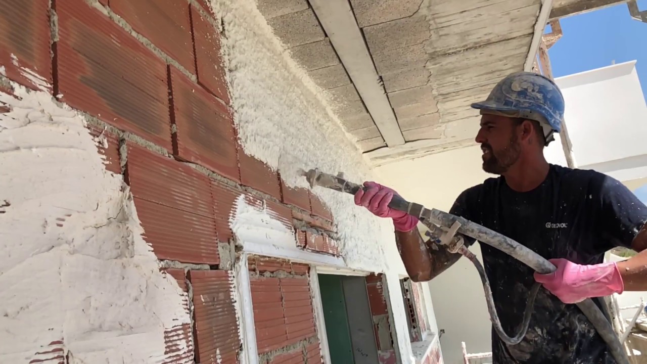 Rendering machine UTIFORM QUATTRO spraying mortar - YouTube