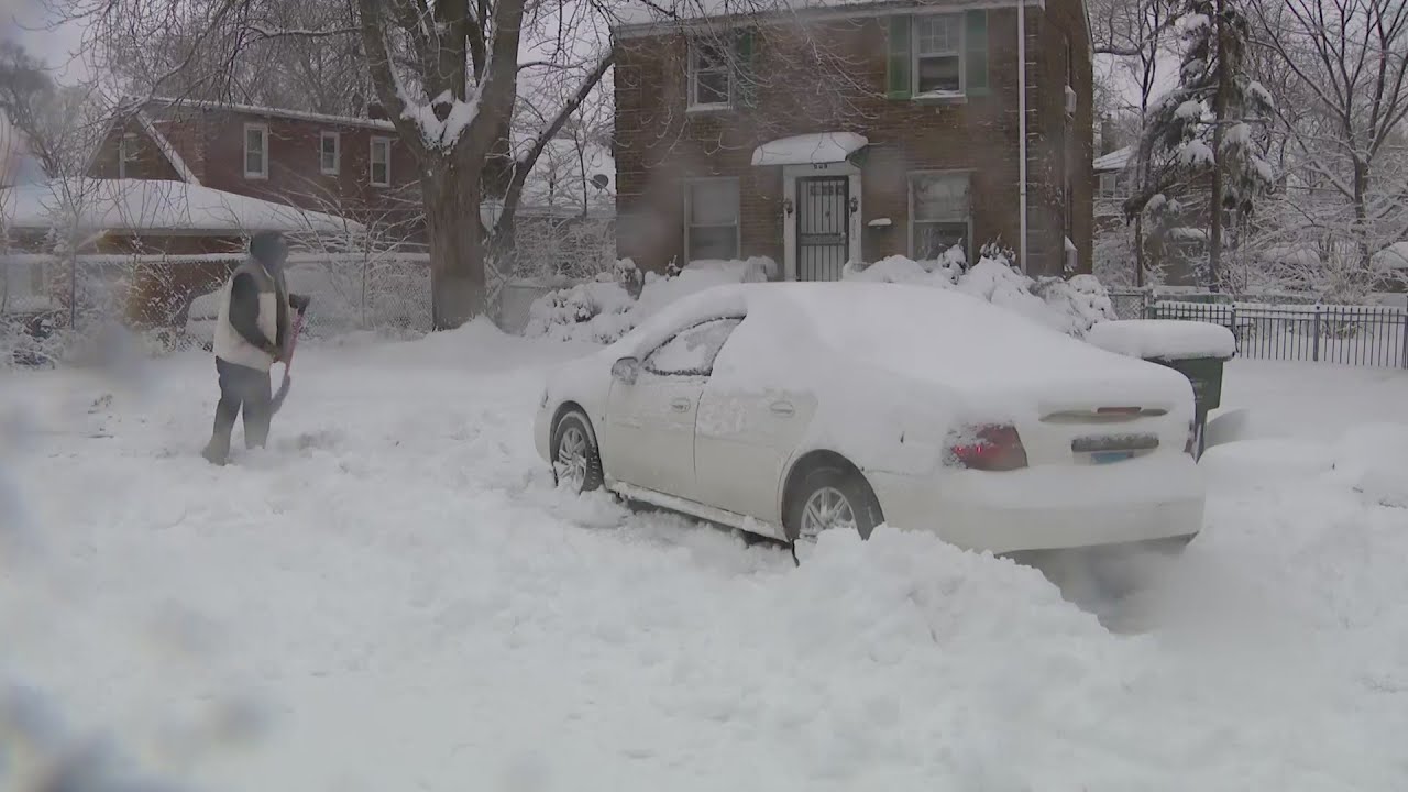 Dolton residents dig out as snow slams south suburbs - YouTube