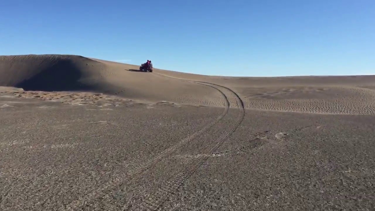 En cuatri por el lecho seco del lago Colhue Huapi - YouTube