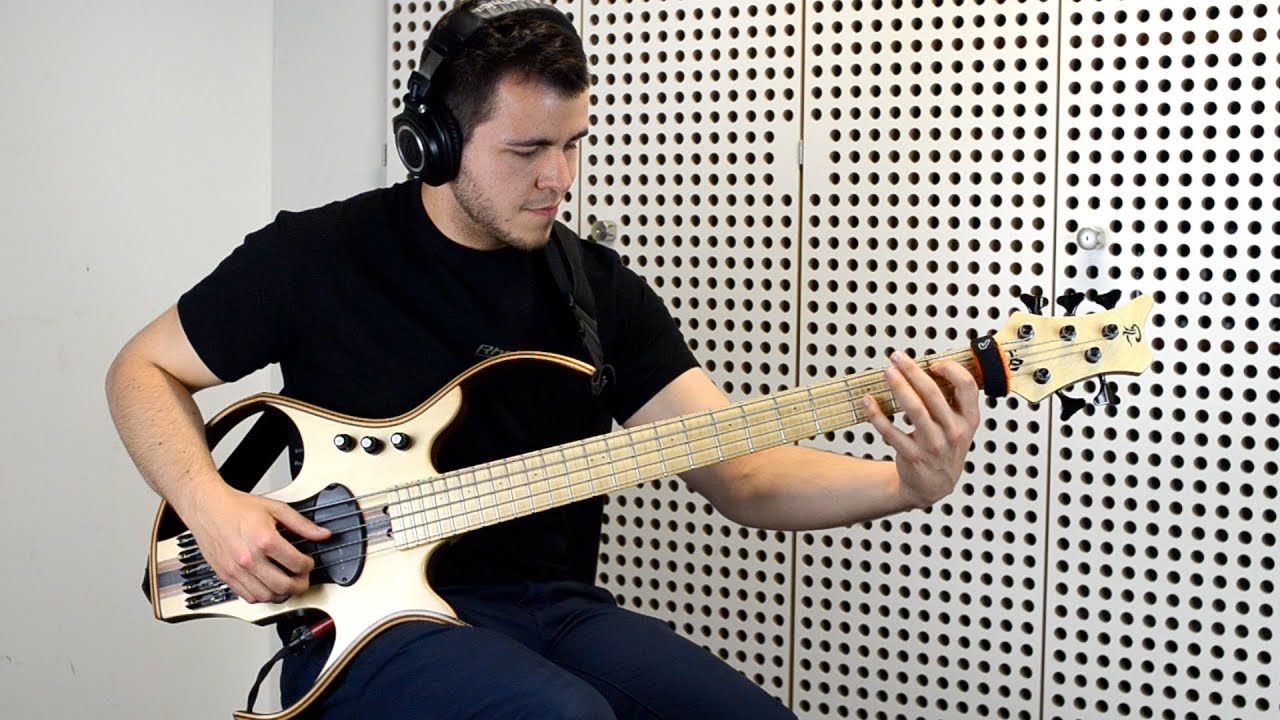 CHRISTOPHER BOLTE - SOLO BASS | BassTheWorld.com - YouTube